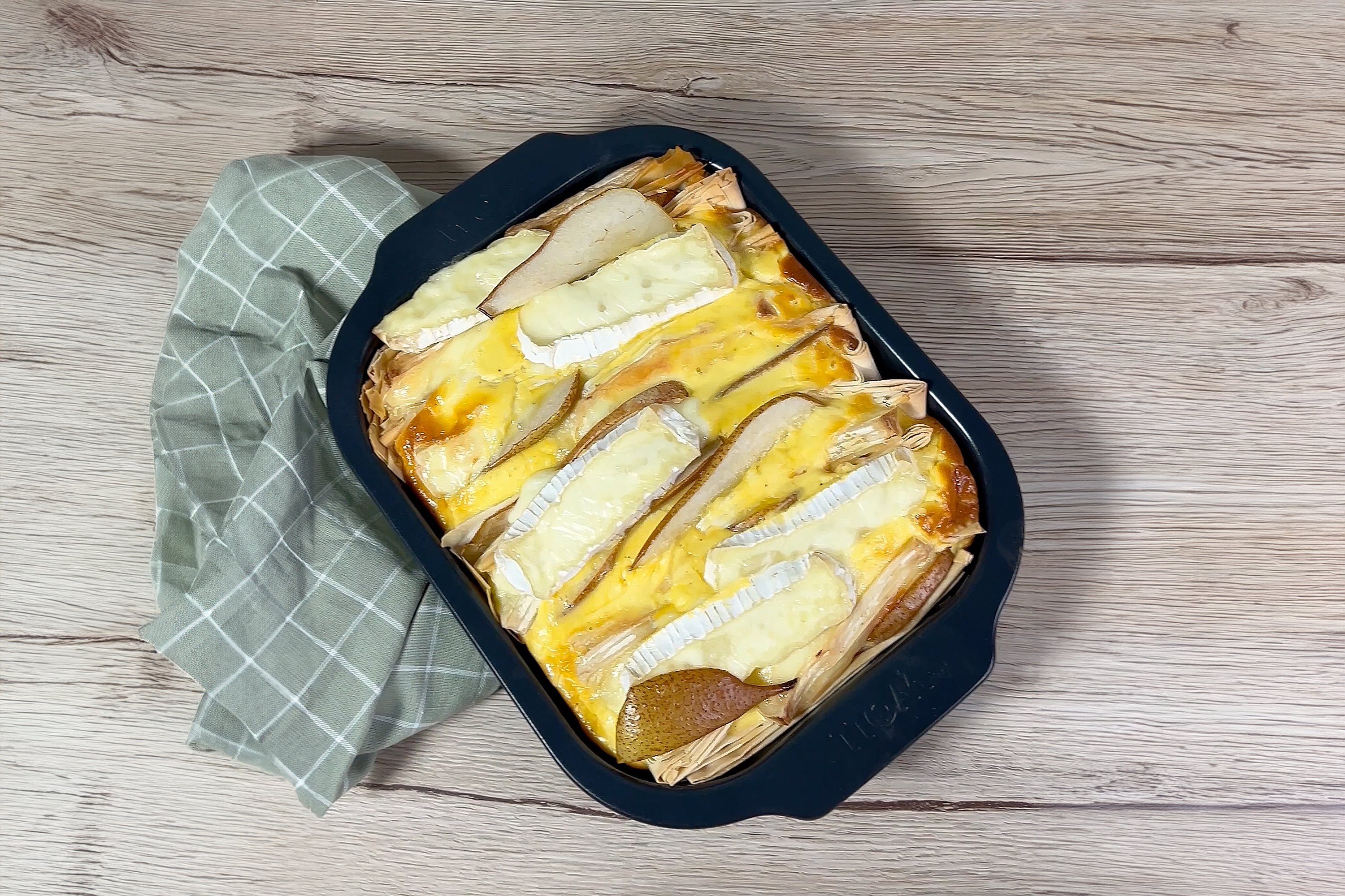 Crinkle Cake mit Birnen und Camembert